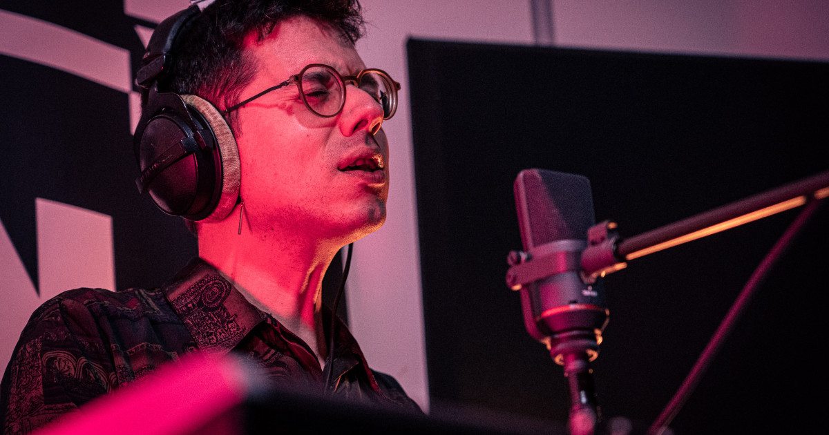 Dressed Like Boys speelt 'Nando', 'Our Part Of Town', en 'Questions ...